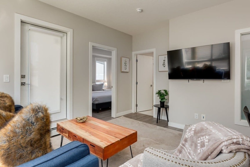Pet Friendly Apartment W/ Free Underground Parking - Calgary
