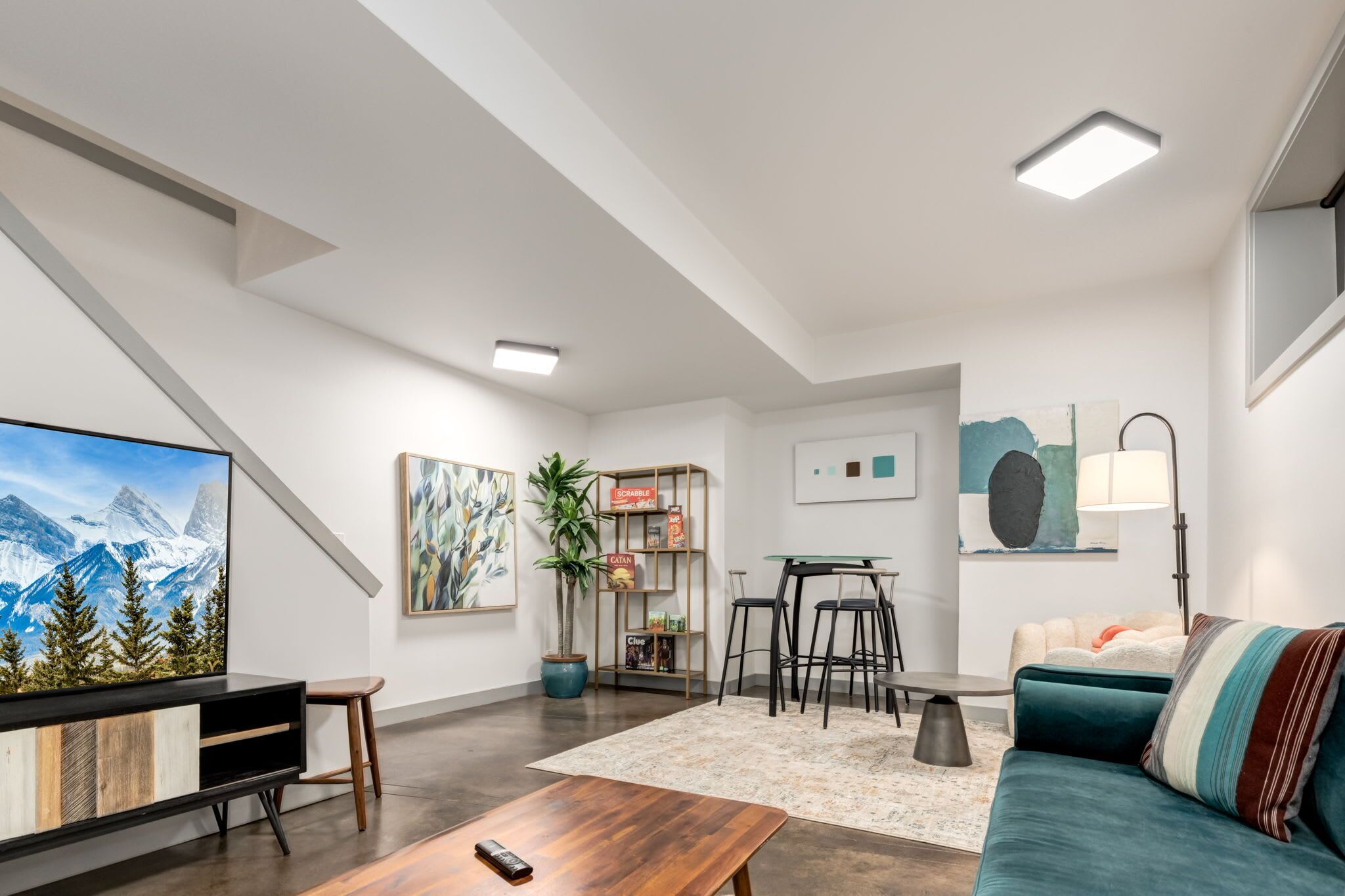 Newly Renovated Single Family Home W/ Hot Tub, Garage & King Bed - Calgary