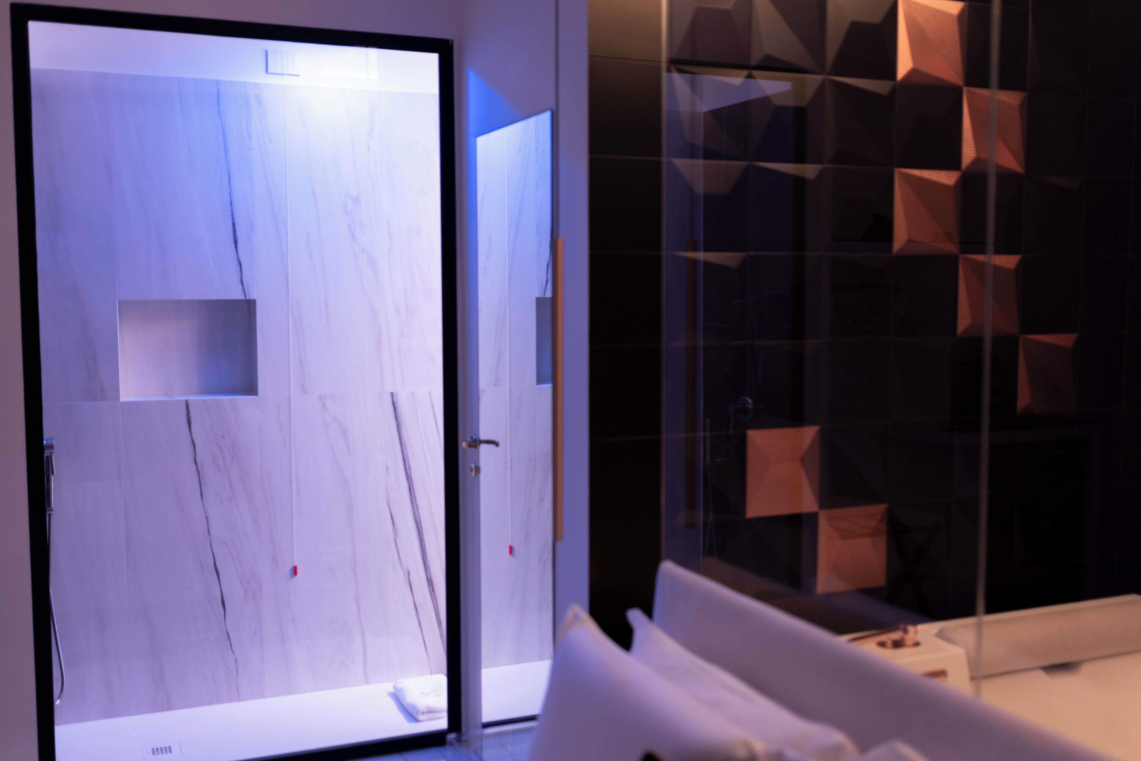 Deluxe Suite, 1 Queen Bed, Non Smoking, Jetted Tub for a fee | Duche na casa de banho
