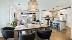 Apartamento Comfort em Condomínio Fechado, vista para a montanha | Refeições no quarto