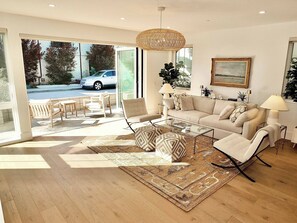 Casa, várias camas, varanda, vista para o oceano (Beach Paradise) | Área de estar | TV de tela plana 42 polegadas com canais digitais, lareira