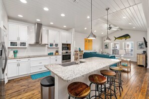 Casa, v árias camas, pátio, vista para o jardim (Dauphin House) | Cozinha privada | Um frigorífico, um micro-ondas, um forno, uma placa de cozinha 