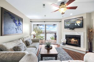 Condo, várias camas, acesso à piscina (Family Lakefront Oasis) | Área de estar | TV de tela plana 42 polegadas com canais digitais