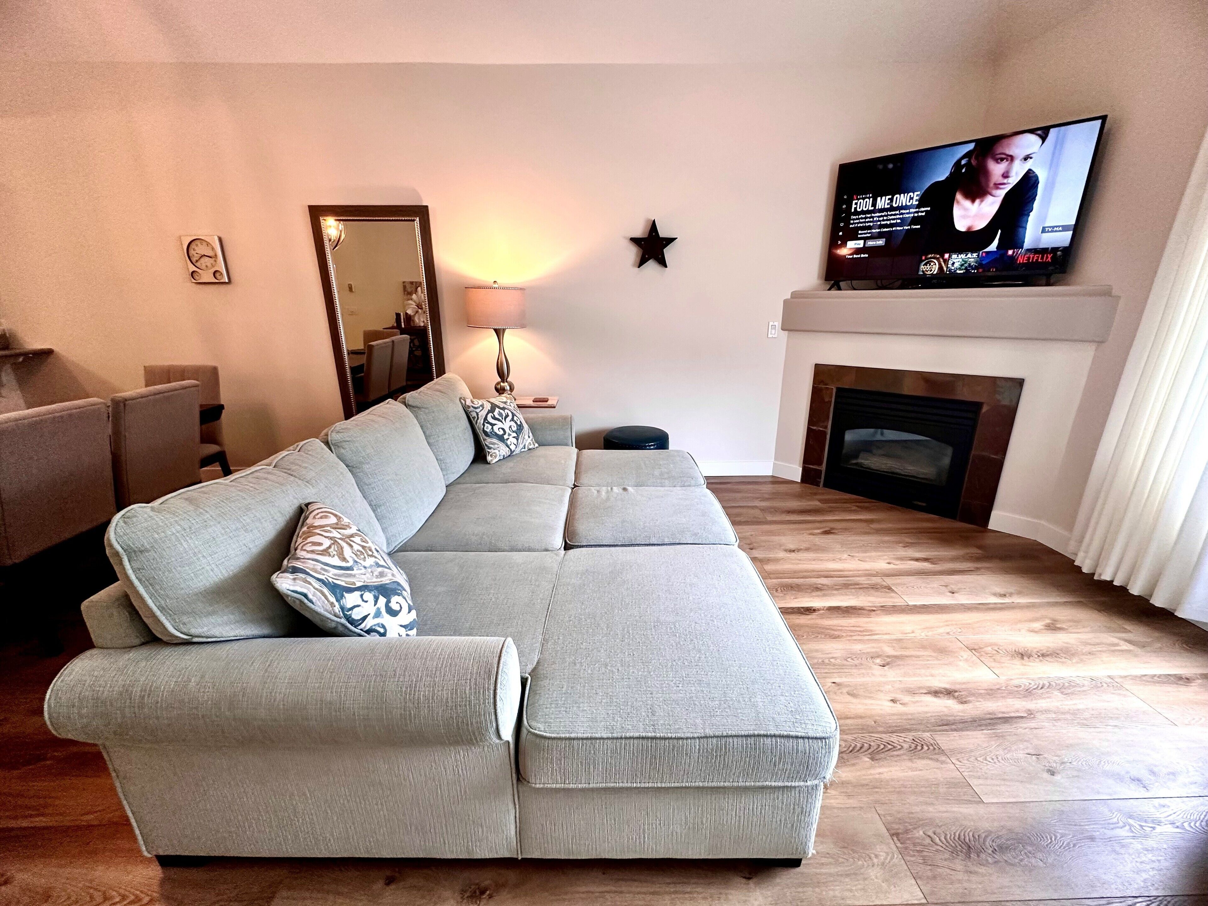 Riverside Revive Condo W/ Boat Slip, Outdoor Pool & Hot Tub, Cozy Outdoor Patio - Sicamous