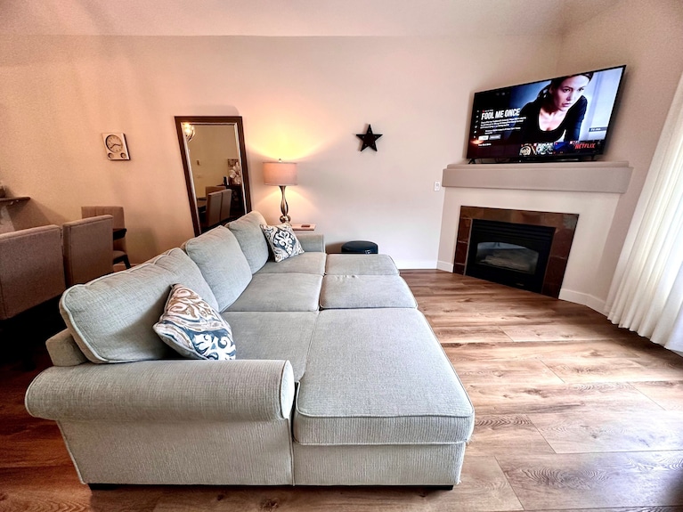 Riverside Revive Condo W/ Boat Slip, Outdoor Pool & Hot Tub, Cozy Outdoor Patio - Sicamous