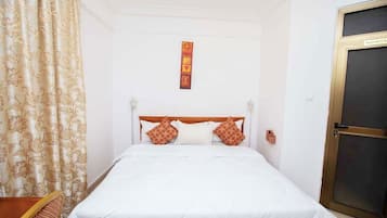 Quarto Duplo ou Twin Standard | Secretária, secretária adequada para computadores portáteis