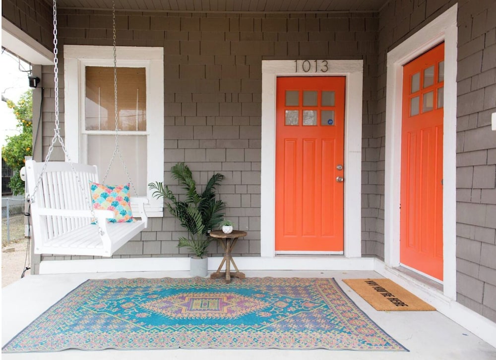 Gorgeous Artistic Fully Fenced Home Near Downtown - San Antonio, TX