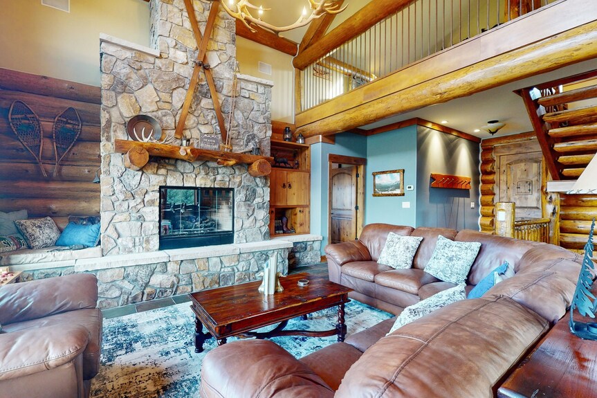 Stunning Waterfront Home W/ Beautiful Mountain Views, Private Hot Tub - Tabernash, CO
