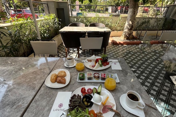 Café da manhã continental todos os dias (EUR 15 por pessoa)