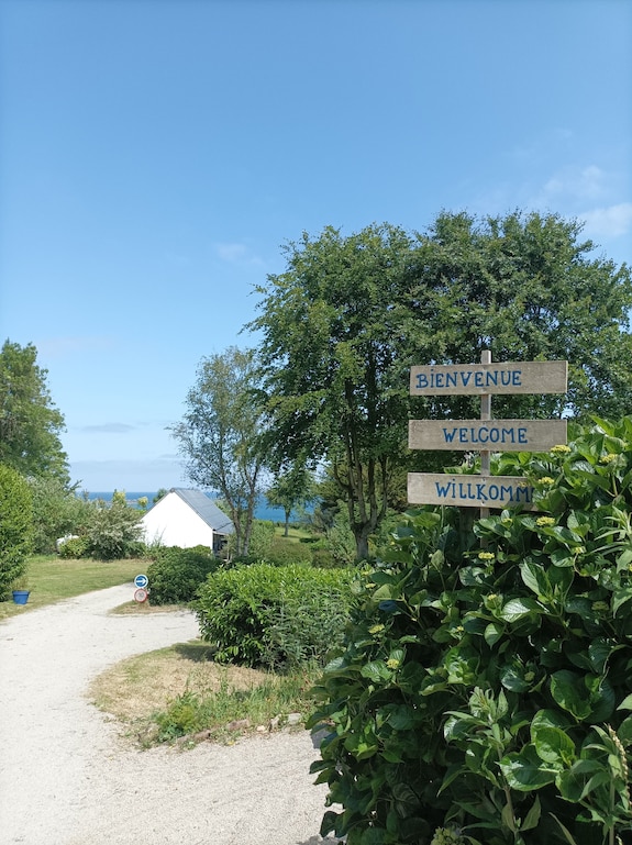 Emplacement Nu Sur Petit Camping Familial En Pleine Nature Près Des Plages - Locquirec
