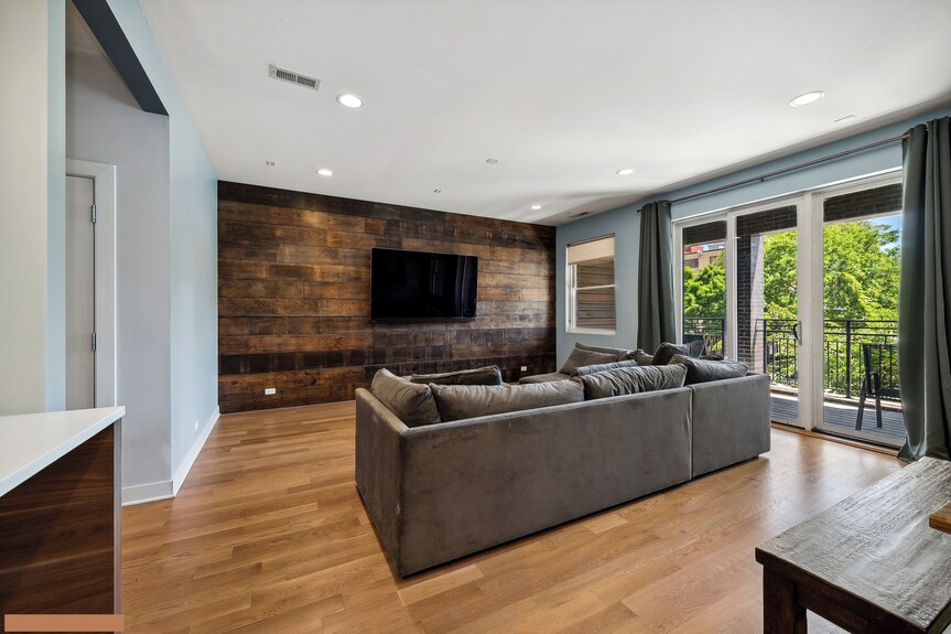 Stay In The Heart Of East Lakeview On Halsted! - Chicago, IL