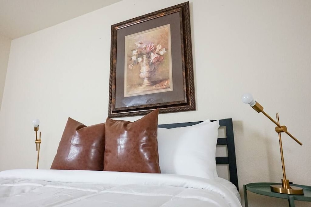 Sleepover: Victorian 1bd/1ba + Balcony - Okc - Oklahoma City, OK