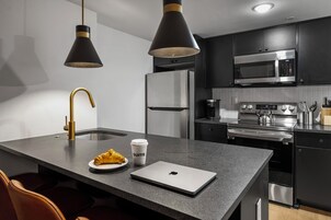Apartamento, 2 quartos | Cozinha privada | Geladeira grande, micro-ondas, cooktop, lava-louças