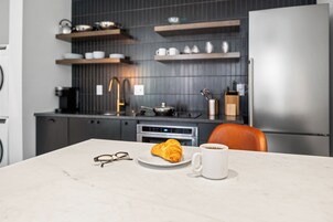 Geladeira grande, micro-ondas, cooktop, lava-louças