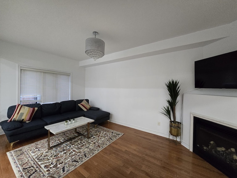 Beautiful Three Bedroom House In Pickering - Ajax