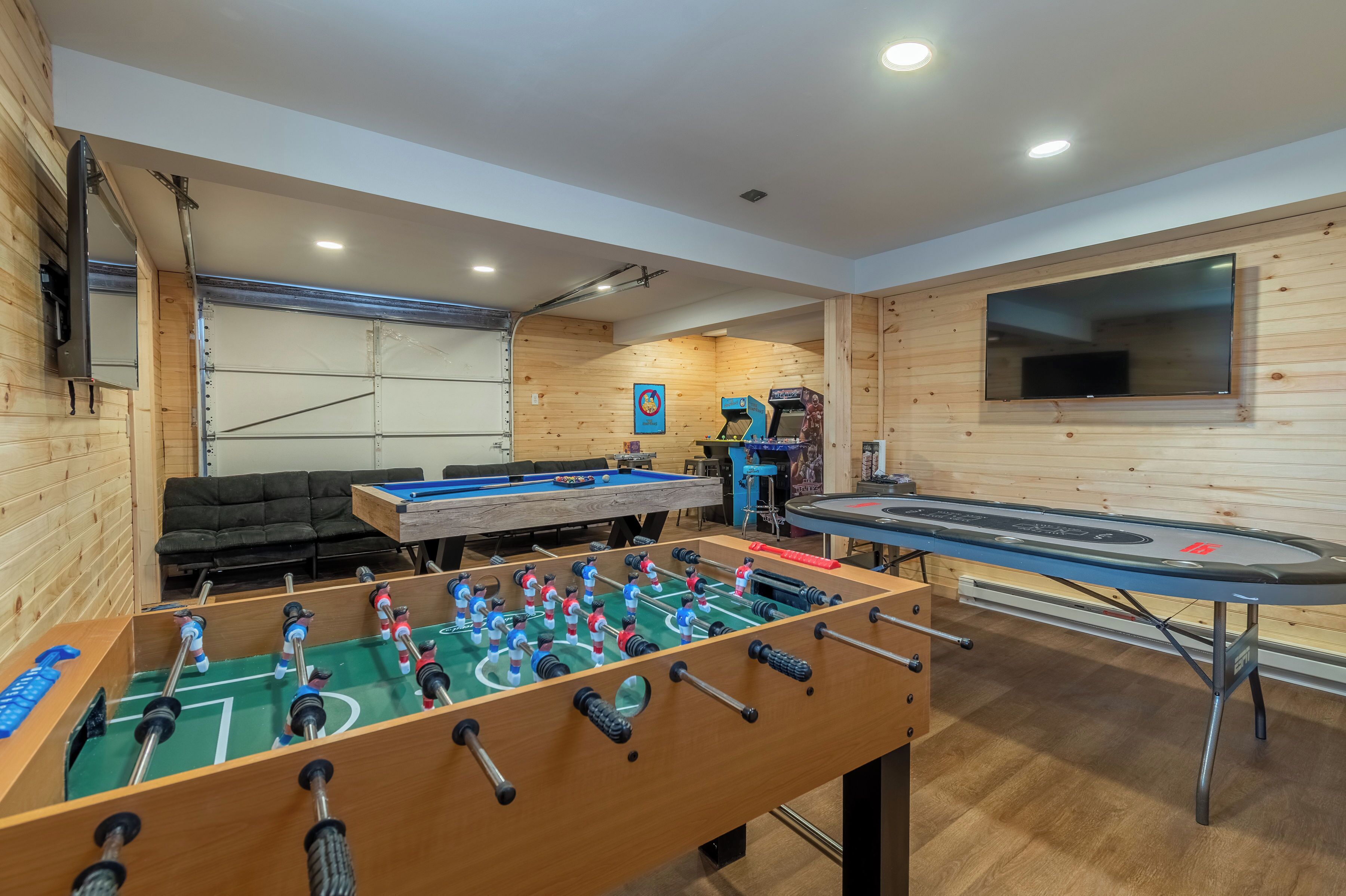 Huge Getaway Home With Gameroom, Arcades, Firepit - Mount Pocono, PA