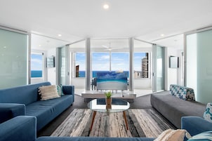 Apartamento Familiar, 4 quartos, vista para o oceano | Sala de estar | TV de ecrã plano