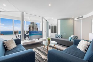Apartamento Familiar, 4 quartos, vista para o oceano | Sala de estar | TV de ecrã plano
