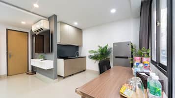 Suite-Estúdio de Luxo | 1 quarto, roupa de alta qualidade, edredões de penas, secretária