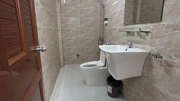 Quarto Duplo Básico | Casa de banho | Artigos de higiene pessoal grátis