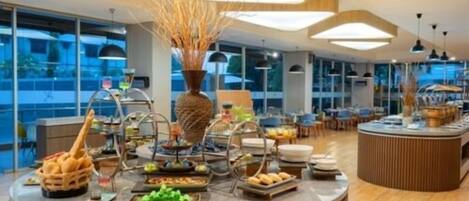 Pequeno-almoço tipo buffet incluído aos fins de semana