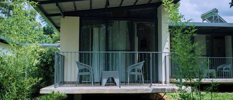 Quarto Duplo Deluxe, vista para o jardim | Terraço/pátio interior