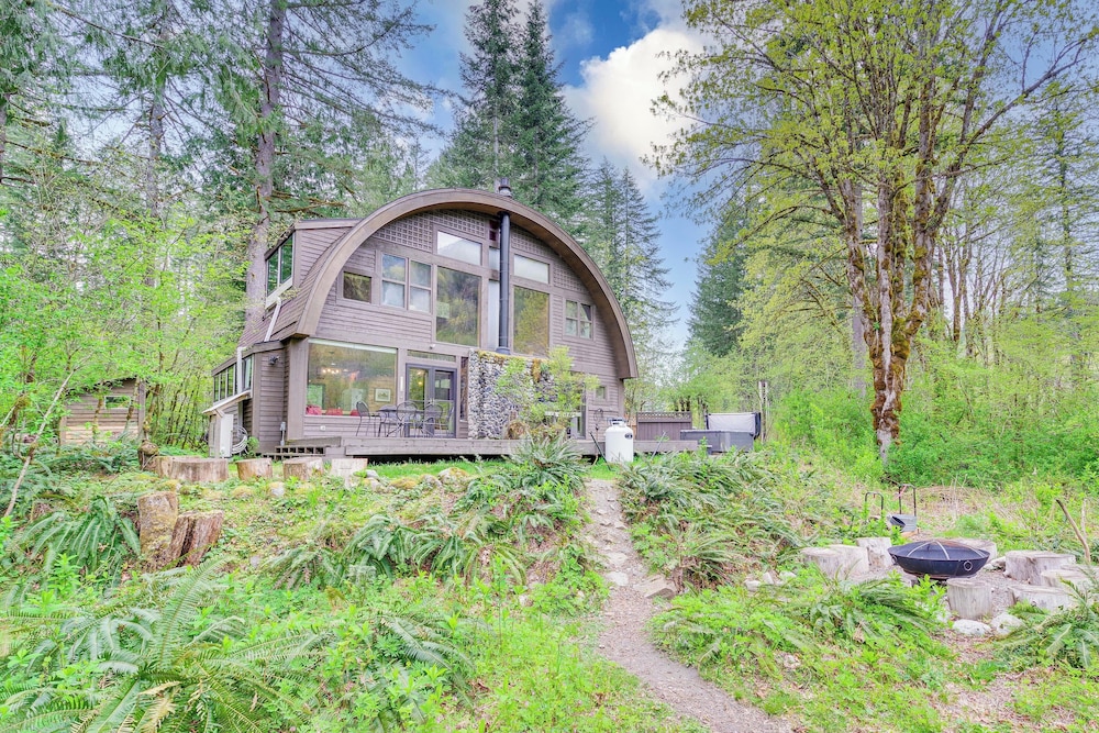 Riverfront Skykomish Cabin W/ Private Hot Tub! - Skykomish, WA