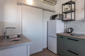 Apartamento Familiar, 1 quarto (Holiday Home Sladonja - Apartment 01) | Cozinha privada | Um frigorífico, um micro-ondas, uma placa de cozinha 