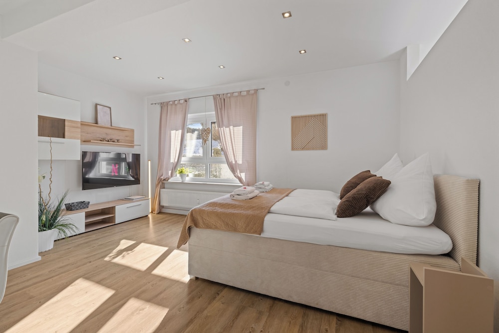 Goldcream Deluxe Suite - Modern - Netflix - Günzburg