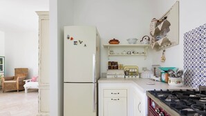 Geladeira, fogão, lava-louças, talheres/pratos/utensílios de cozinha