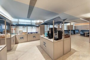 Um interior moderno com balcão central, área de estar e cozinha.