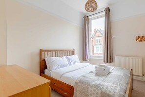 Apartamento Básico | 3 quartos, secretária adequada para computadores portáteis 