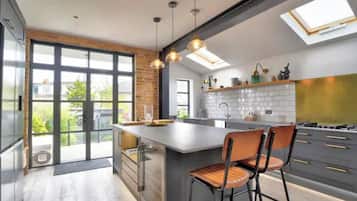 Casa Básica | Cozinha privada | Um frigorífico, um forno, uma placa de cozinha