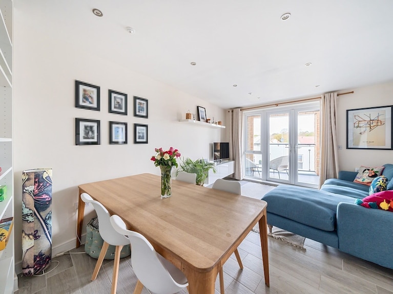 Spacious Apartment In Addlestone With Free Parking- Pass The Keys - Woking