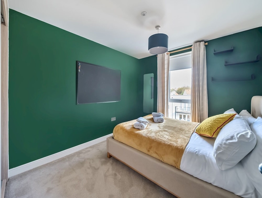 Pass The Keys | Bright Modern Flat W/parking - Woking