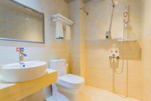 Uma casa de banho com lavatório, sanita, espelho, porta-toalhas e chuveiro.