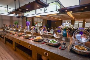 Buffet com diversas opções de comida e design de interiores moderno.