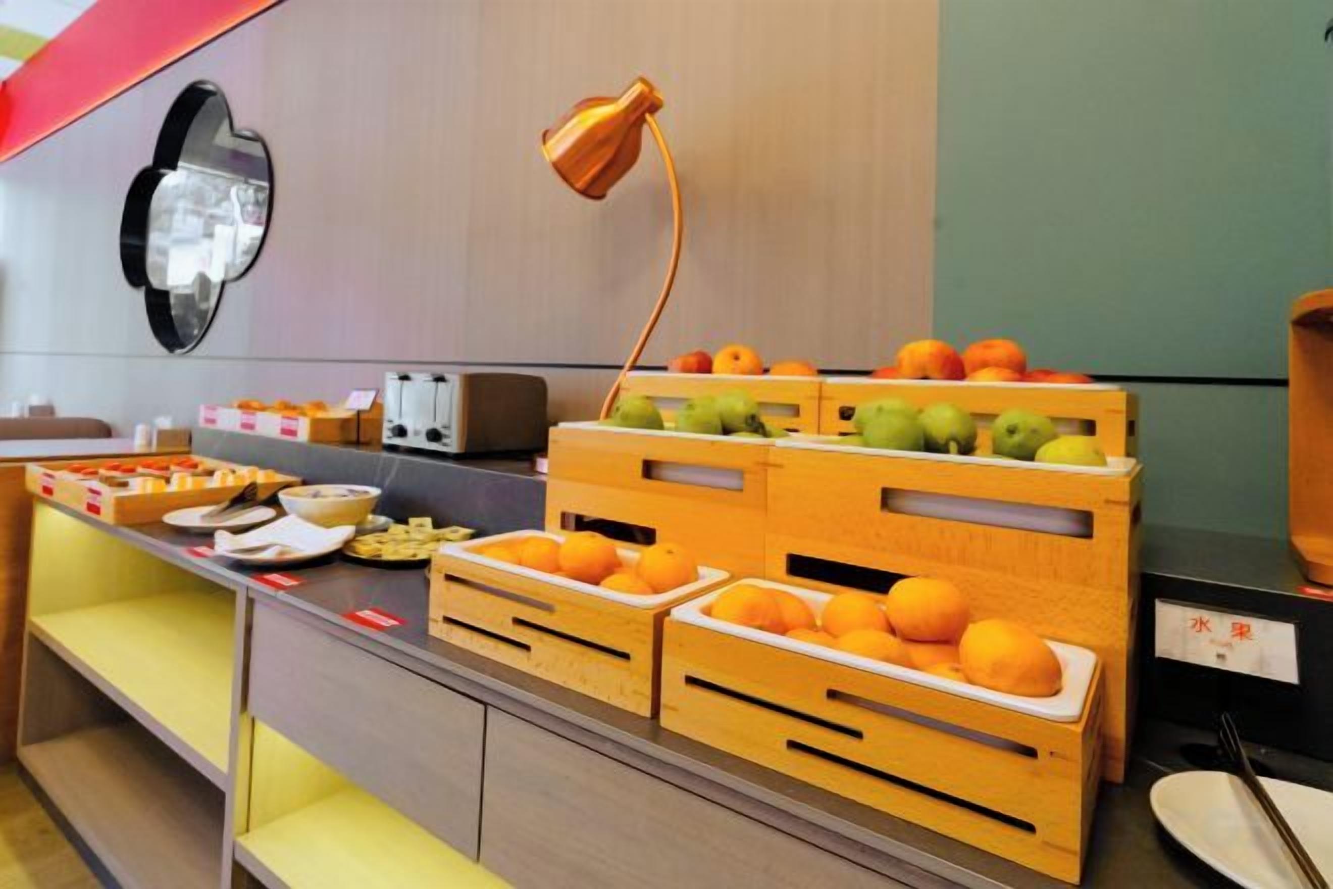 Disposi ção de buffet com frutas e lanches.