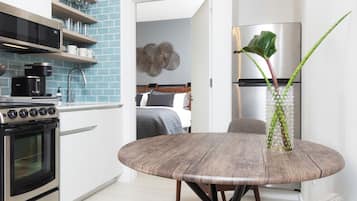 Apartamento Clássico, 1 cama king-size (Self Check-in with Virtual Front Desk) | Refeições no quarto