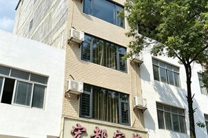 Um edifício de vários andares com uma placa que diz 'City Hotel'.
