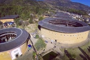 Um edifício circular com um pátio central, rodeado por edifícios menores.