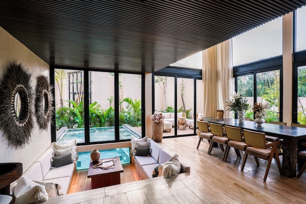 Luxury Villa, All Inclusive | Área de estar | TV LED 55 polegadas com canais a cabo