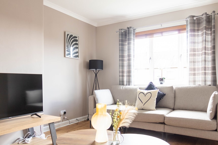 Cosy Up Dated House In Livingston - 린리스고