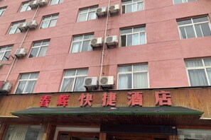 Hotel com vários aparelhos de ar condicionado na parede externa.