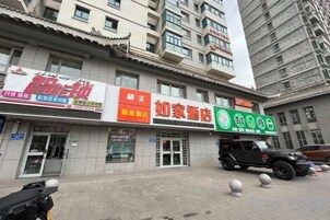 Um edifício com várias lojas, incluindo um hotel e um restaurante.