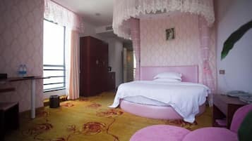 Quarto com cama, escrivaninha, cadeira e janela com cortinas.