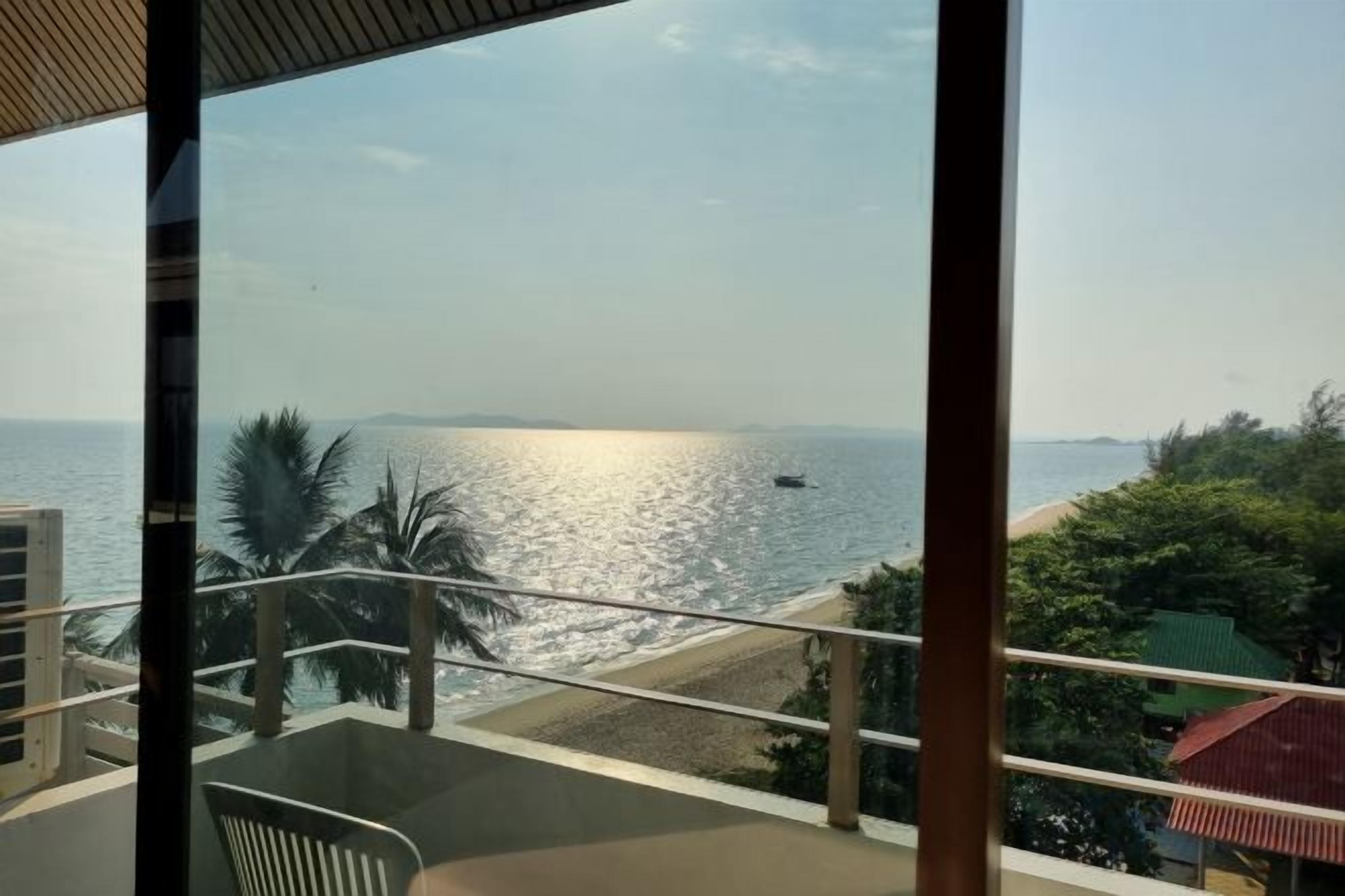 Varanda com vista para o mar e um barco.