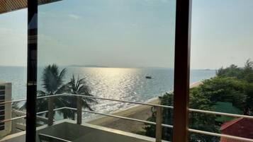 Varanda com vista para o mar e um barco.