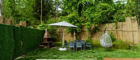 Piscina externa, guarda-sóis, espreguiçadeiras