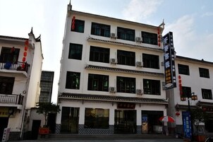 Edifício de vários andares com estilo arquitetônico tradicional, apresentando uma entrada central com marquise e uma placa de identificação acima.
